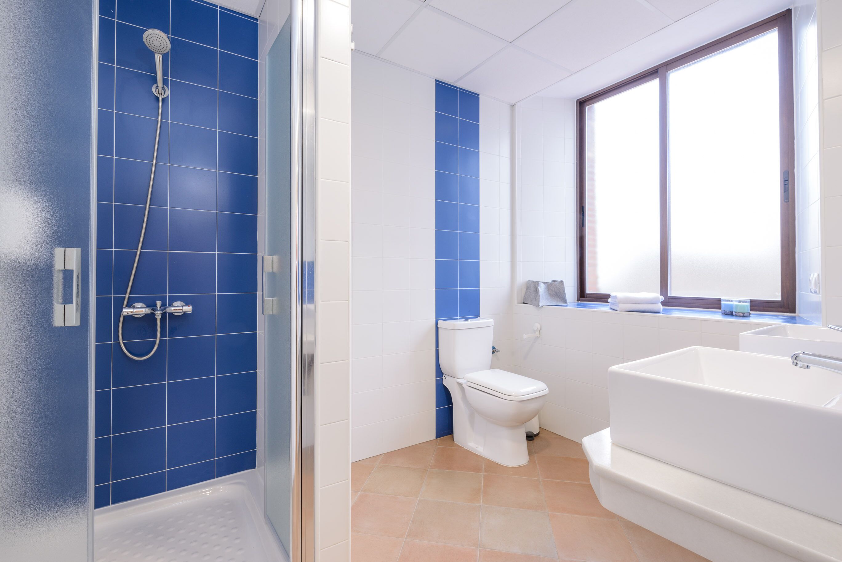 Quarto Standard (Farajan) | Casa de banho | Um polibã, toalhas fornecidas, sabão, champô 