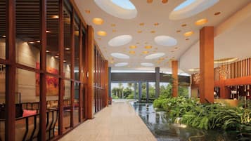3 bares/lounges, um bar à beira da piscina, um bar junto à piscina