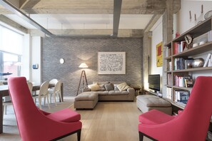 Apartamento Deluxe | Sala | Televisor de ecrã plano de 120 cm com canais via satélite, televisor 