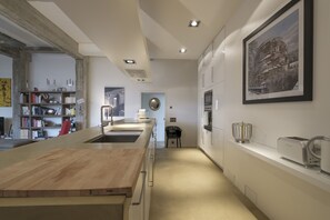 Apartamento Deluxe | Cozinha privada | Um forno, uma placa de cozinha, uma máquina de lavar louça 