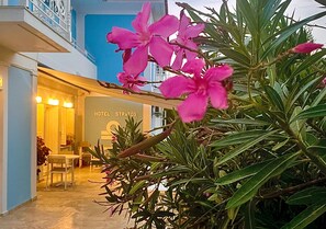 Entrada de um hotel com uma placa que diz "HOTEL STRATOS".