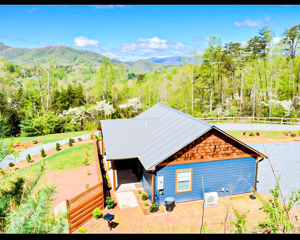 The Blue Moose: Close To Town, Mountain Views, Hot Tub And More!! - Bryson City, NC