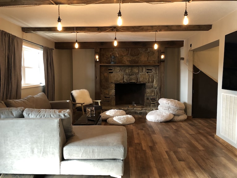 Spacious Mountaintop Lodge: Close To Everything, Sauna, Hot Tub And Game Room - Pigeon Forge, TN