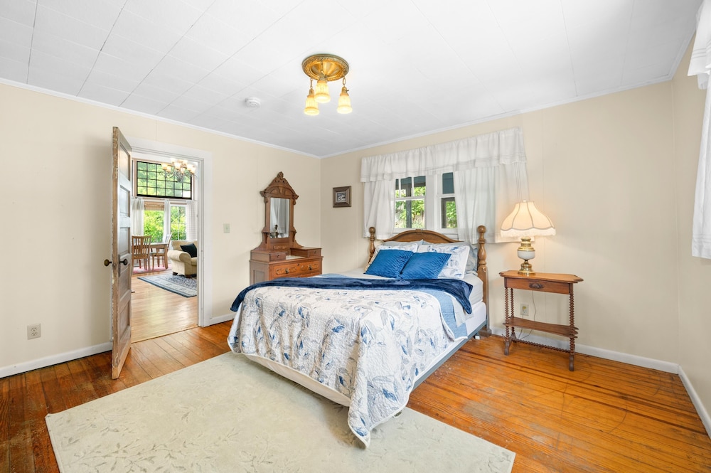 Pet Friendly, Hot Tub, Historic Cottage Downtown - Brown County, IN