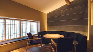 Casa (Private Vacation Home - ASAHI no IE) | Sala de estar | TV de ecrã plano, piso aquecido