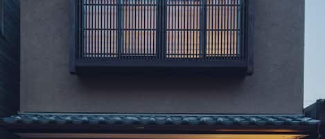 Fachada da propriedade à noite