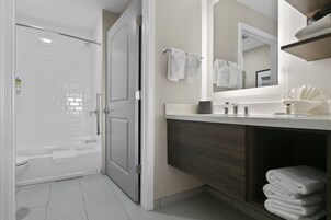 Roupa hipoalergénica, cofre no quarto, com decoração personalizada 