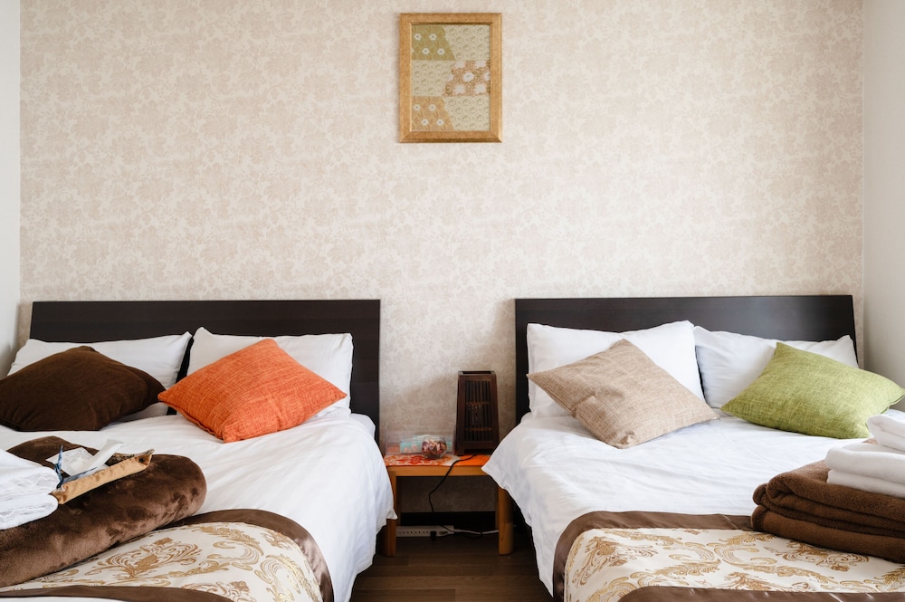 3f 5 Min Walk From Kuromon Ichiba And Dotonbori/ 10 Min Walk From Shinsaibashi Namba/ Convenience Store Nearby/ Luggage Storage Available In Front Of In/ Family Welcome/ Good Access To Kyoto, Nara And Kansai Osaka Expo/ Wi-fi Available - Namba Station - Osaka