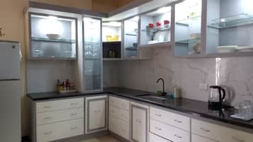 Um frigorífico, um forno, uma placa de cozinha, uma torradeira