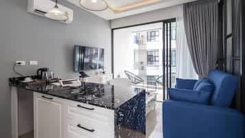 1 Bedroom Pool View | 2 quartos, cofres nos quartos, escrivaninha, cortinas blackout