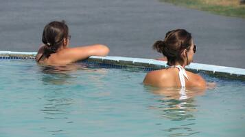 Piscina exterior, espreguiçadeiras