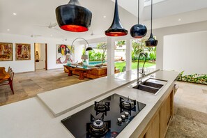 Villa Design | Cozinha privada | Um frigorífico, uma cadeira de bebé 