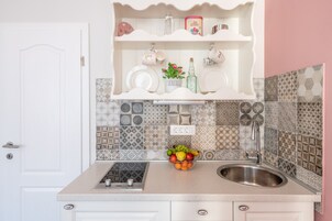 Geladeira, cooktop, talheres/pratos/utensílios de cozinha