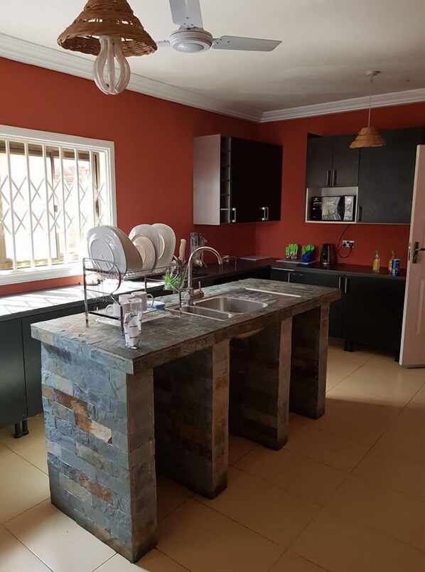 Quarto Twin | Cozinha partilhada | Um frigorífico no espaço comum, um micro-ondas no espaço comum 