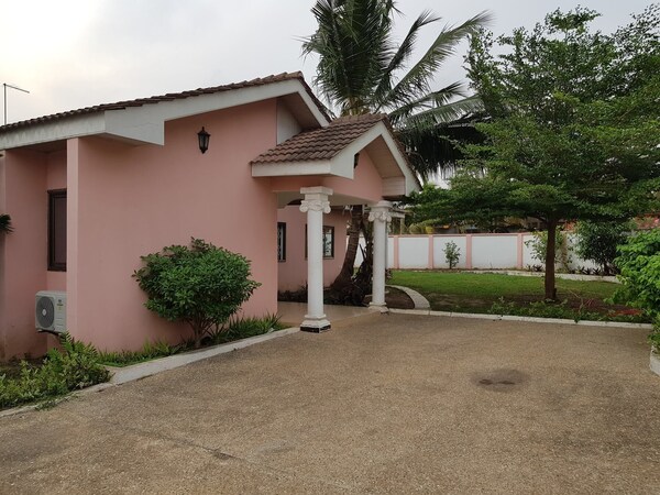 Jbk Hostels Adjirinaganor - Accra