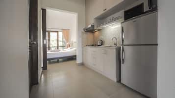 Sayang Sanur 208 | Cozinha privada | Um frigorífico/congelador grande, um micro-ondas, uma placa de cozinha