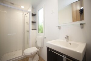 Casa, 3 quartos | Casa de banho | Um polibã, um secador de cabelo, toalhas fornecidas, sabão 