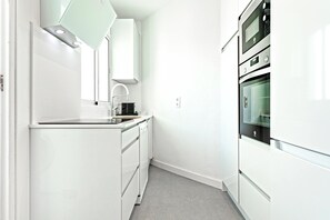 Apartamento (3 Bedrooms) | Cozinha privada | Geladeira grande, micro-ondas, cooktop, cafeteira/chaleira