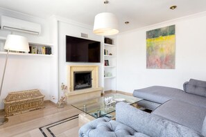 Apartamento (3 Bedrooms) | Área de estar | TV 32 polegadas com canais a cabo