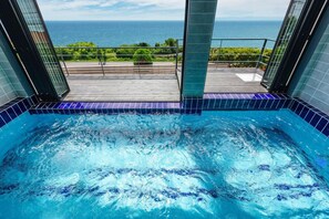 Quarto (Pool villa D-101) | Wi-Fi de cortesia, roupa de cama