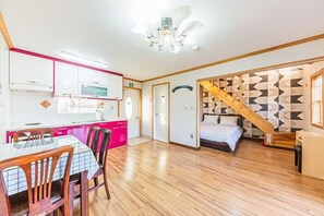 Quarto (Meoru) | Com decoração personalizada, com mobília individualizada, Wi-fi grátis 