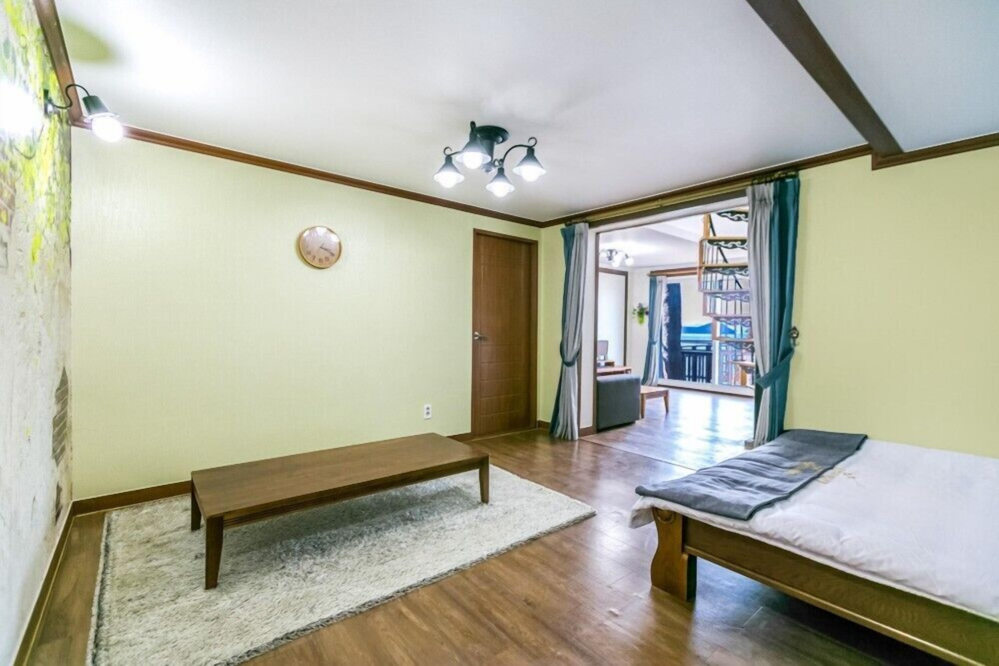 Quarto (Beach-dong 101) | Wi-Fi de cortesia, roupa de cama