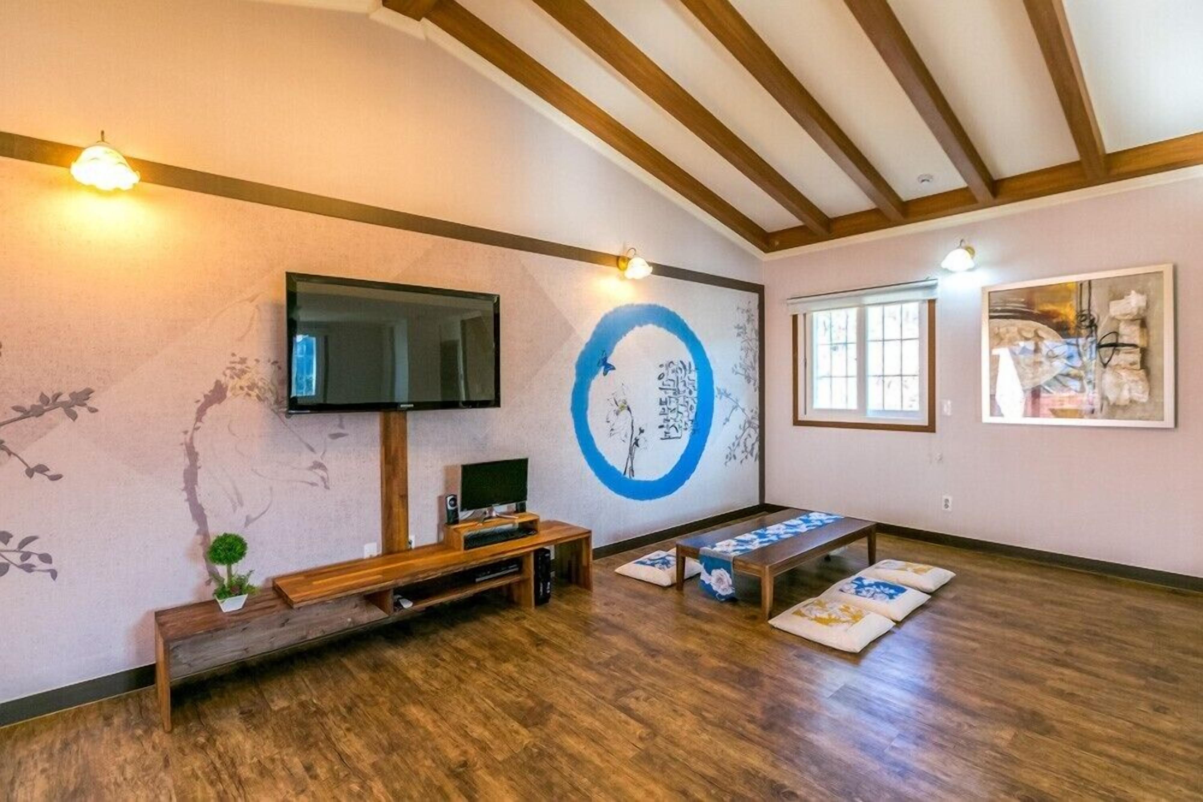 Quarto (Beach-dong 302) | Wi-fi grátis, roupa de cama fornecida 