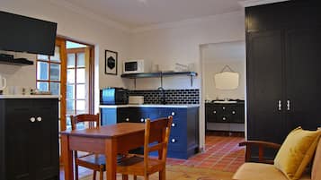 Quarto (White) | Kitchenette privada | Minifrigorífico, um micro-ondas, um forno, uma placa de cozinha