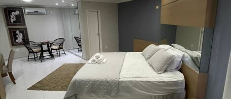 Quarto premium | Frigobar, ferros/tábuas de passar roupa, Wi-Fi de cortesia