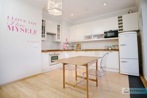 Apartamento | Cozinha privada | Um frigorífico, um micro-ondas, um forno, uma placa de cozinha 