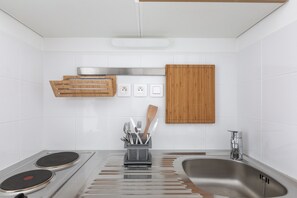 Apartamento Clássico | Kitchenette privada | Um frigorífico, um micro-ondas, uma placa de cozinha 