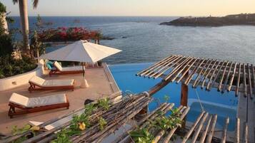 Vila, várias camas (2079 - Villa Roxana) | Piscina | Piscina externa, espreguiçadeiras