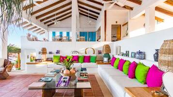 Vila, várias camas (2079 - Villa Roxana) | Sala de estar | TV