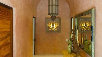 Vila, várias camas (2011 - Bugam Villa) | Parte interna