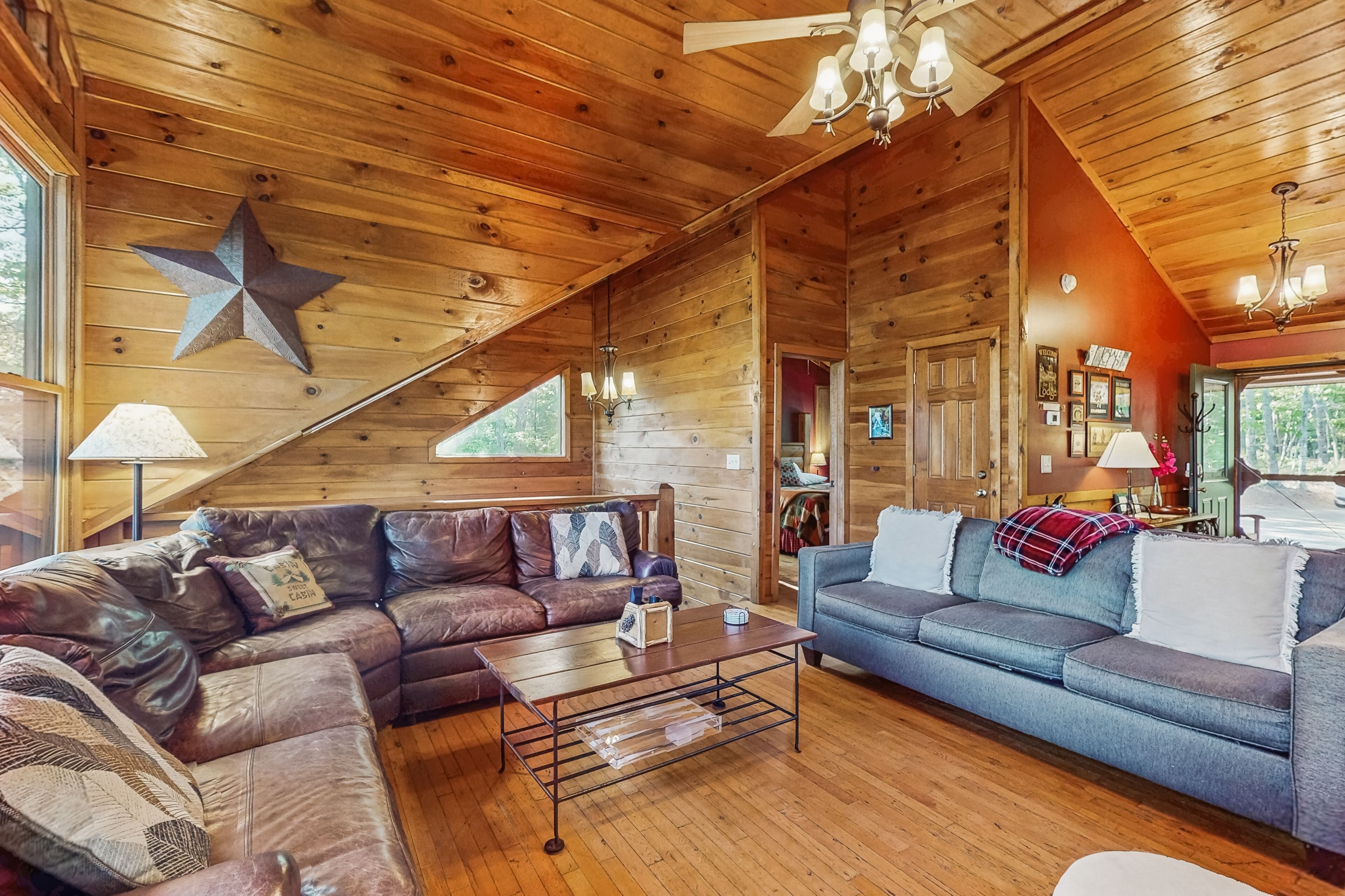 Treetop Cabin With Private Hot Tub, Furnished Deck, & Free Wifi - Dog-friendly - Blue Ridge, GA