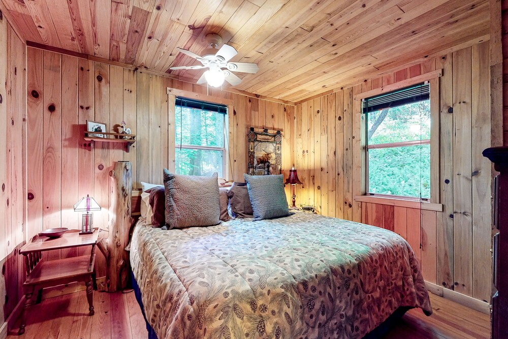 Adorable Cabin W/ A Private Hot Tub, Screened Porch, Firepit, & Forest Views - Georgia