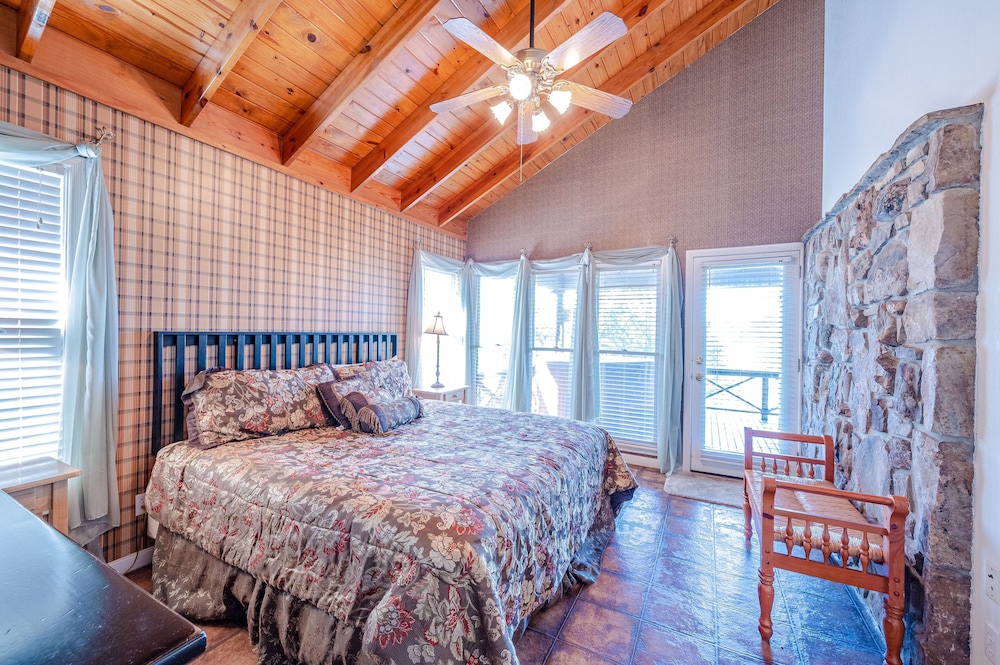 Luxury River Front Cabin On Glover River 15 Mins North Of Hotchatown - Hochatown, OK