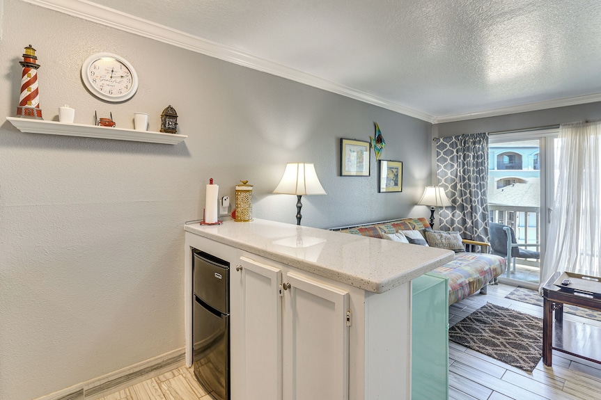 Walk To Pier & Beach: Galveston Condo W/ Balcony! - Schlitterbahn Waterpark Galveston, Galveston