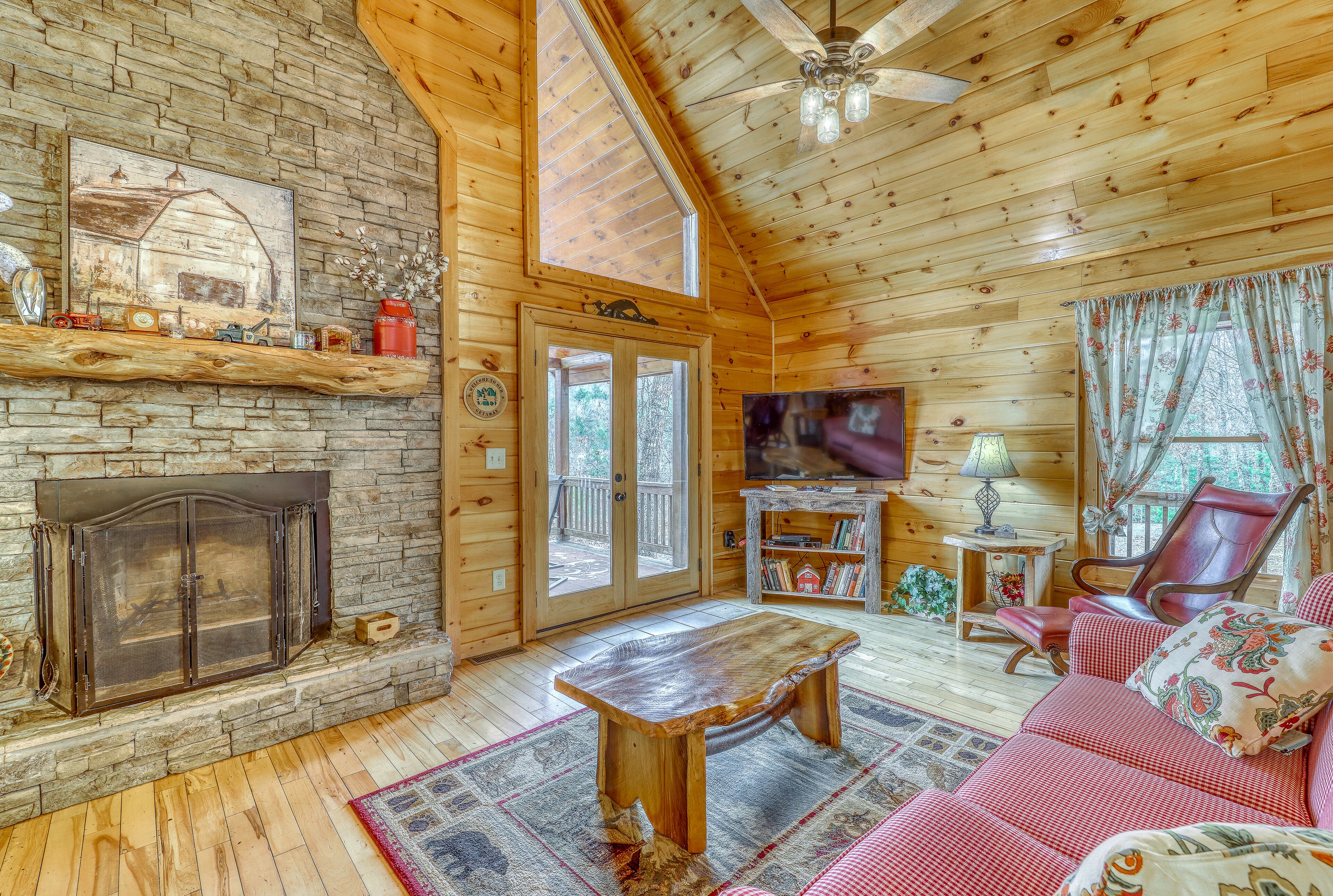 Stunning Cabin W/ Private Hot Tub, Game Room, & Expansive Deck - Great View - Mineral Bluff, GA
