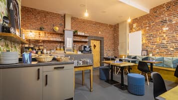 Café da manhã com buffet todos os dias (EUR 14 por pessoa)