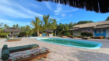 Piscina exterior, espreguiçadeiras
