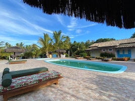 Piscina exterior, espreguiçadeiras 