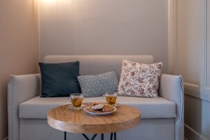 Apartamento luxo, vista para o mar | Sala de estar | TV de tela plana 32 polegadas com canais digitais, TV