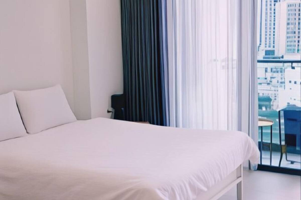 1 quarto, cofres nos quartos, escrivaninha, cortinas blackout
