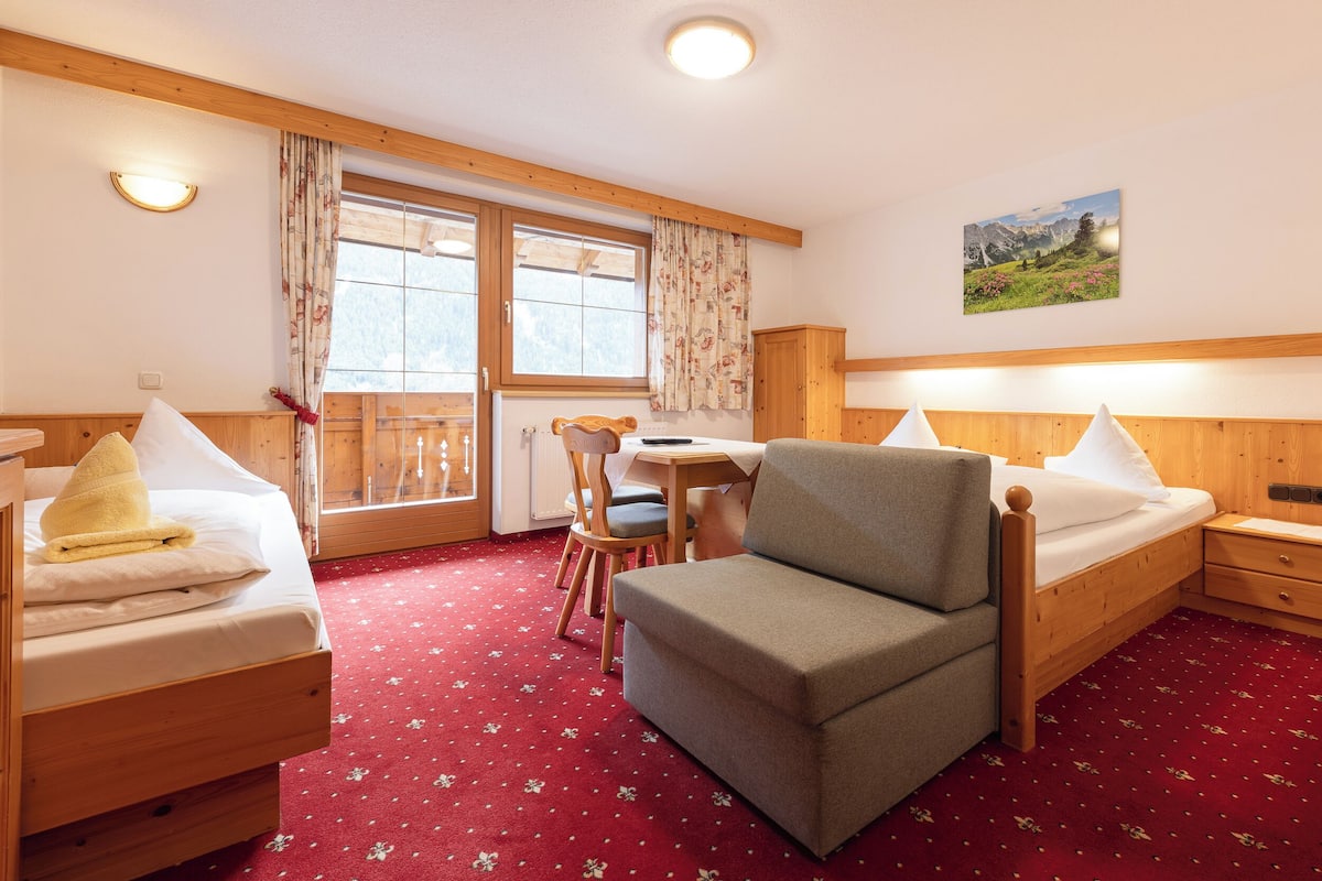 Quarto Triplo | Minibar, cofre no quarto, Wi-fi grátis, roupa de cama fornecida