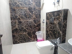 Quarto Duplo Deluxe, 1 quarto, Vista para a cidade | Casa de banho | Um polibã, artigos de higiene pessoal grátis, toalhas fornecidas