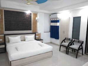 Quarto Duplo Deluxe, 1 quarto, Vista para a cidade | 1 quarto, ferro/tábua de engomar, camas desdobráveis, Wi-fi grátis