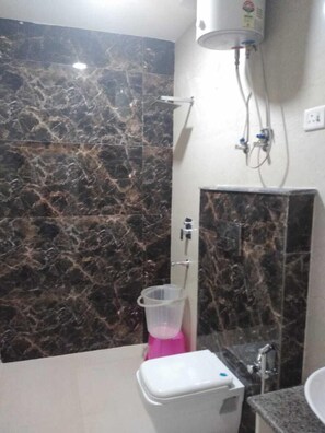 Quarto Duplo Deluxe, 1 quarto, Vista para a cidade | Comodidades da casa de banho | Um polibã, artigos de higiene pessoal grátis, toalhas fornecidas