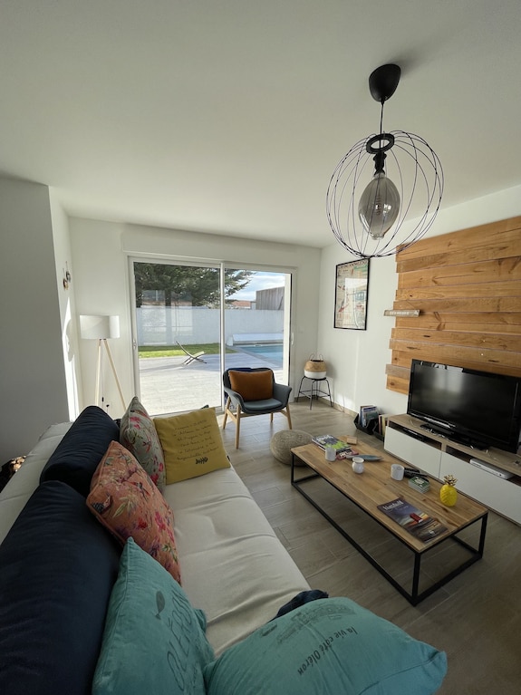 Maison Individuelle Clos De Murs Avec Piscine à Proximité De La Mer. - Saint-Denis-d'Oléron