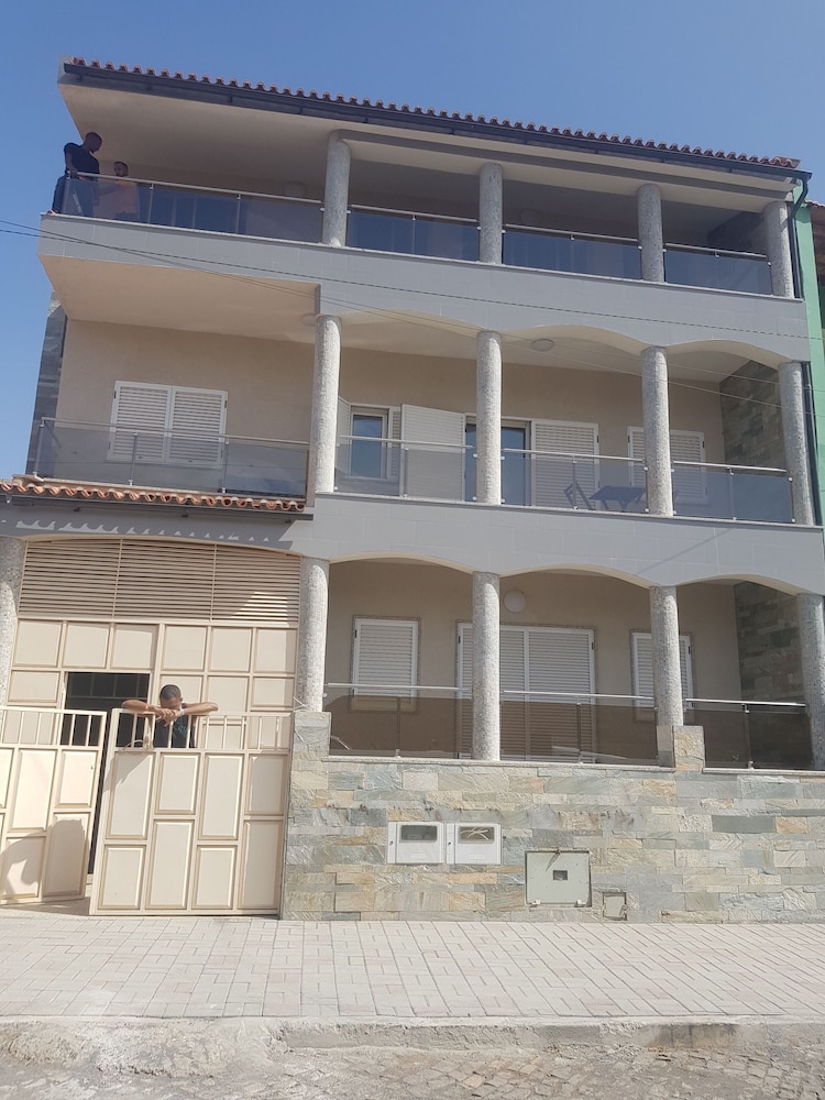 Beautiful & Modern 3 Bedroom Apartment. Home Away From Home. <3 - Cabo Verde